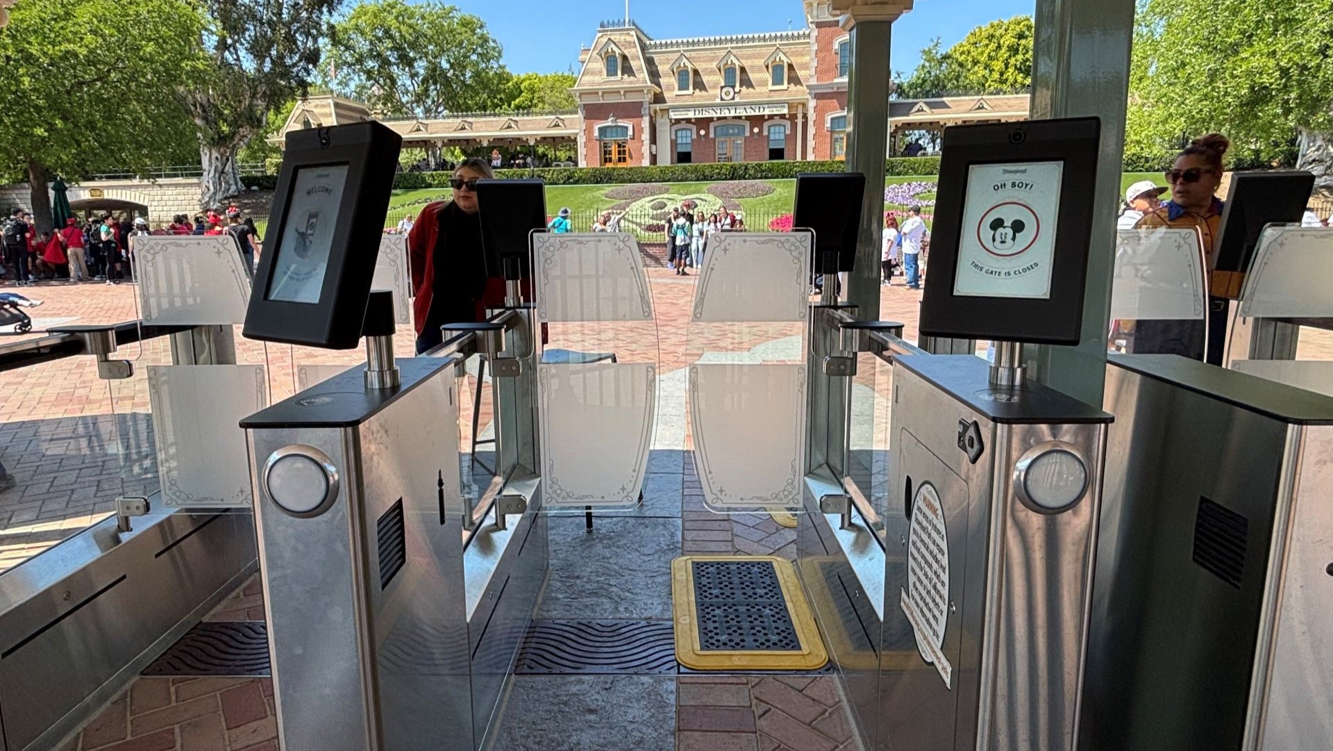 Disneyland Turnstiles Upgraded to New Entry Gates | The Main Street Mouse