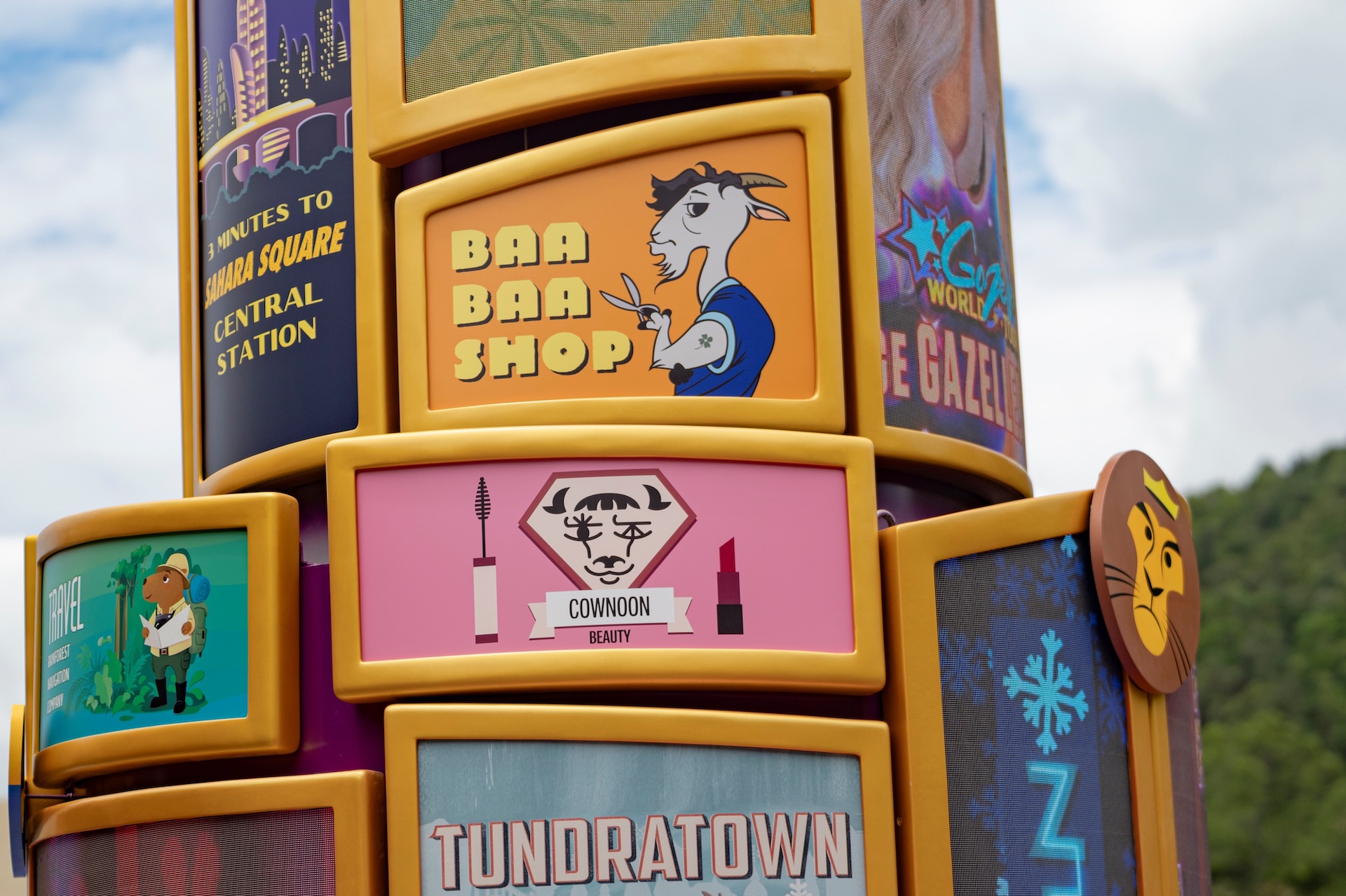 Friendtastic! Hong Kong Disneyland 20th Anniversary Parade