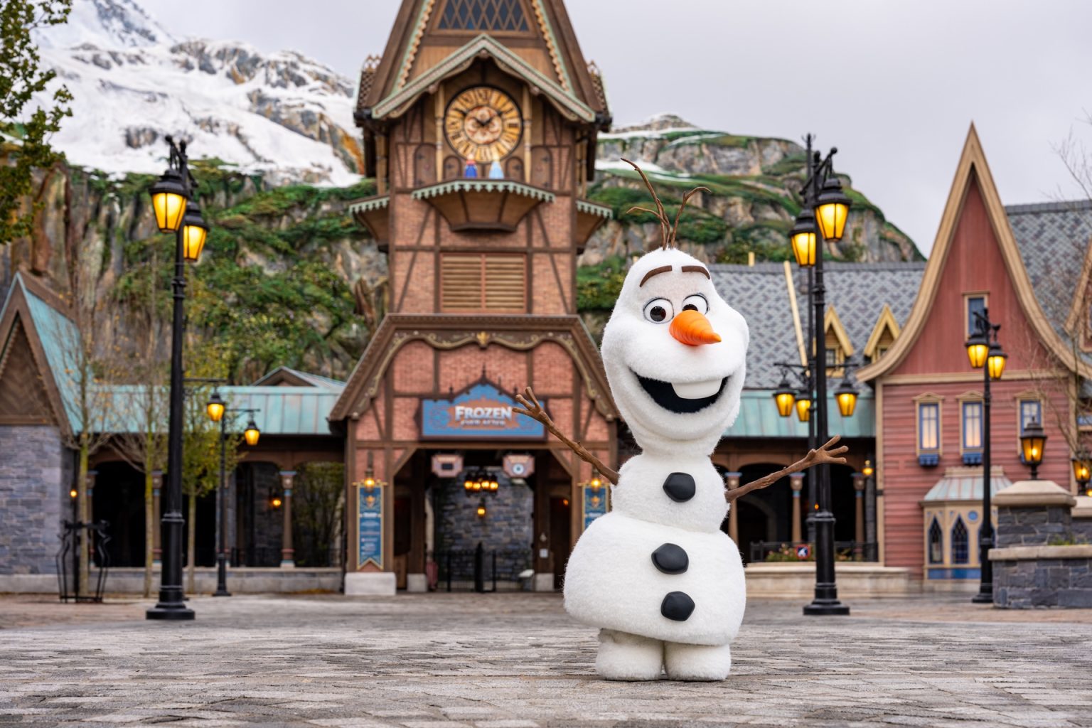 Disney Imagineering Reveals Robotic Olaf Character