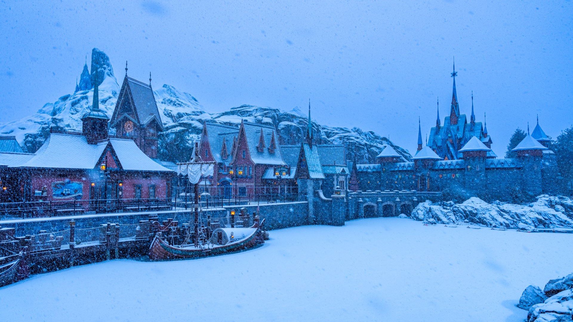 First Snowfall at Disneyland Paris and Tokyo Disney Resort - Disney ...
